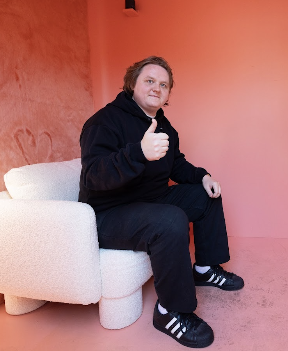 Lewis Capaldi surprises fans in London's Covent Garden to launch 'room ...